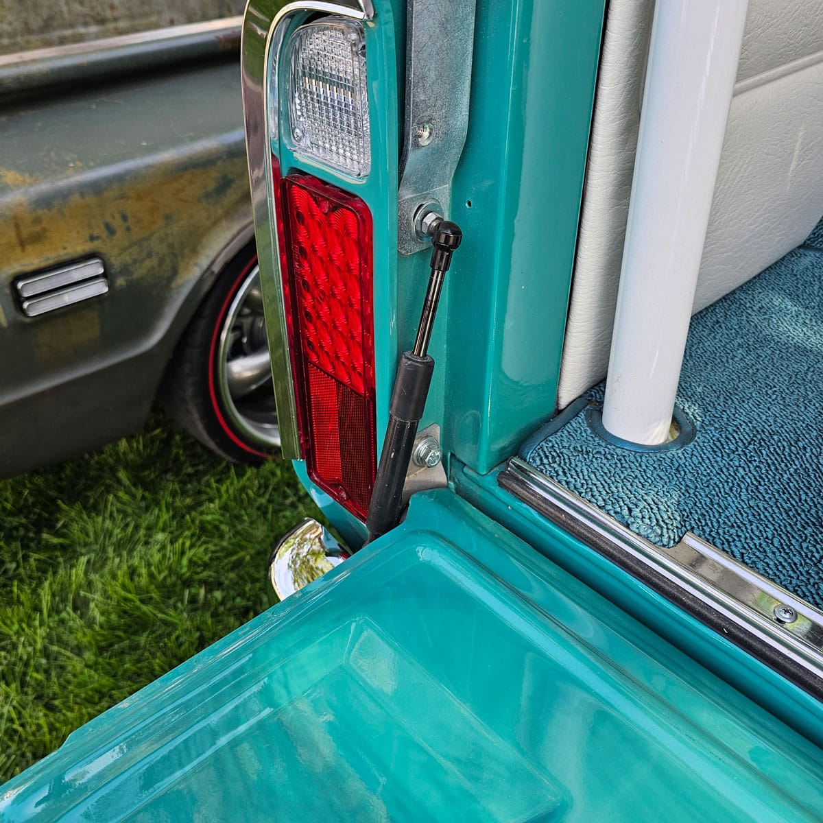 Tailgate Assist Strut for 67–72 Chevy GMC C10 Trucks | LS Fab®