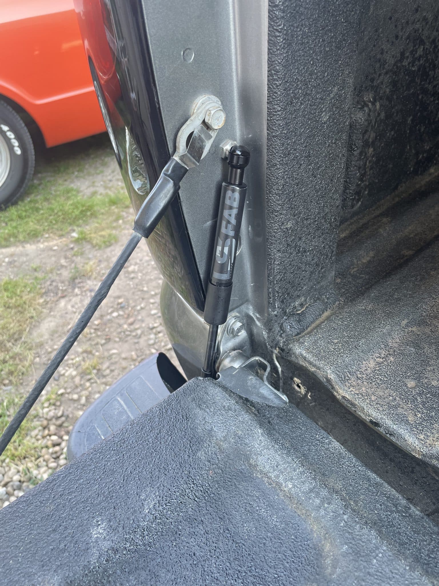 Tailgate Assist Strut for 99–06 Chevy GMC NBS Trucks | LS Fab®