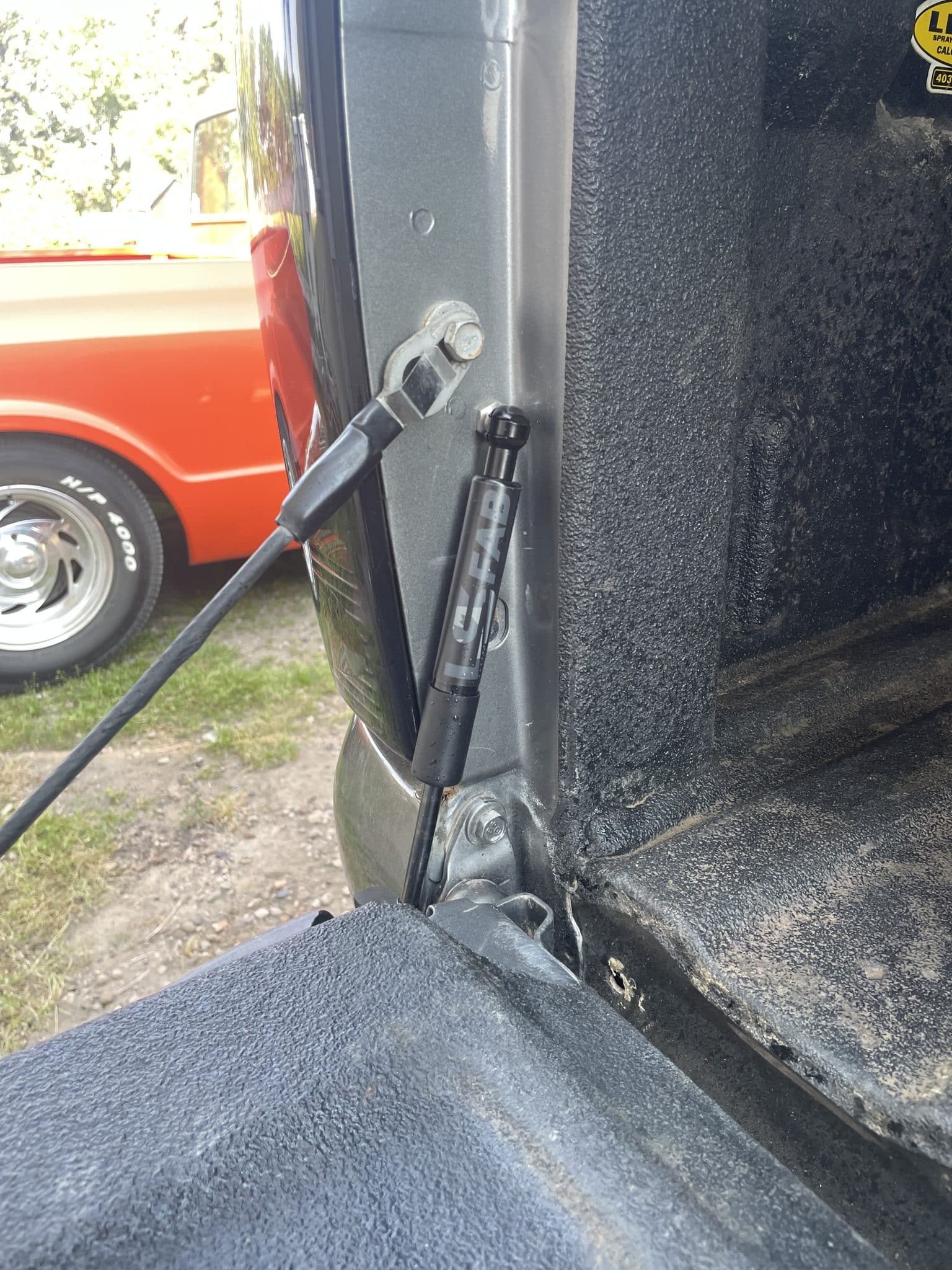 Tailgate Assist Strut for 99–06 Chevy GMC NBS Trucks | LS Fab®